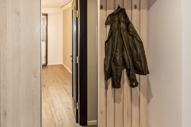 Proiect mobila Hol cu comoda cu usi, cuier, riflaje, sistem inchidere ...